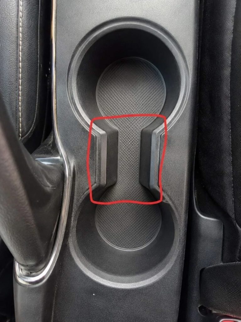 ¿Para qué sirve ese extraño espacio entre los portavasos del coche ...